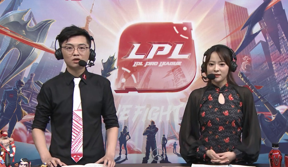 LPL男解说突然口误，女解说一比姐帮倒忙，又吃了没文化的亏？