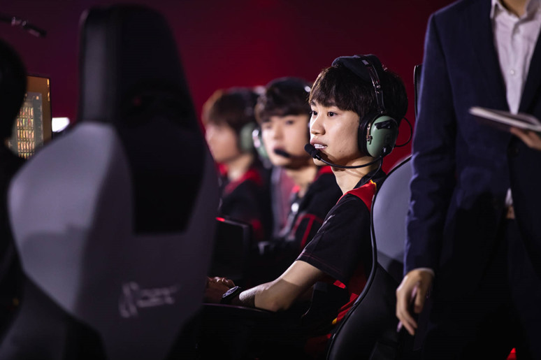 LPL洲际赛失利后，余霜点赞LCK微博被狂喷，难道又要道歉？