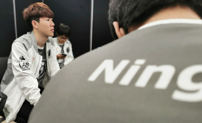 IG战胜SKT打破不败金身，Theshy采访太嘲讽：没准备赢