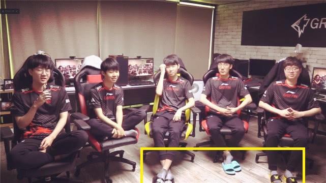 GRF虎牙首秀，直播一致称赞Doinb，队员的拖鞋成焦点