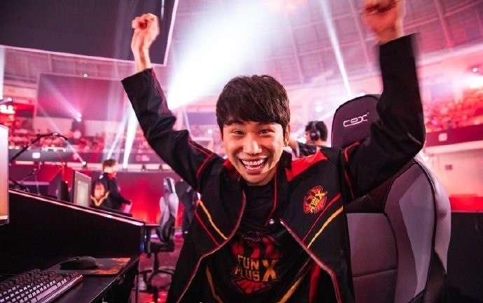 GRF虎牙首秀，直播一致称赞Doinb，队员的拖鞋成焦点