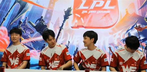 WE战胜JDG后，“舅夜”互相捶腿，网友刷屏许巍《蓝莲花》！