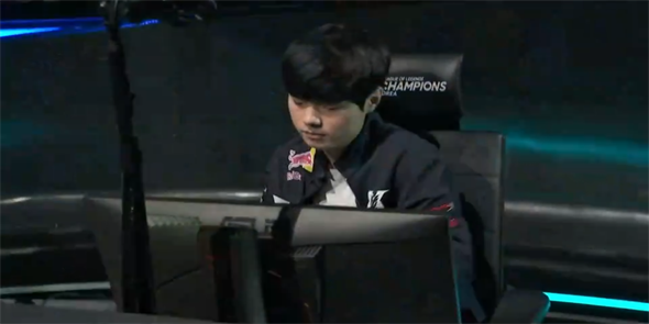 飞机队巨大优势被KZ翻盘，Deft赢下比赛表情却无比凝重！