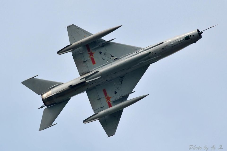 中国空军的跨越式发展：歼-7E部队换装歼-16，战斗力提升数十倍_腾讯新闻