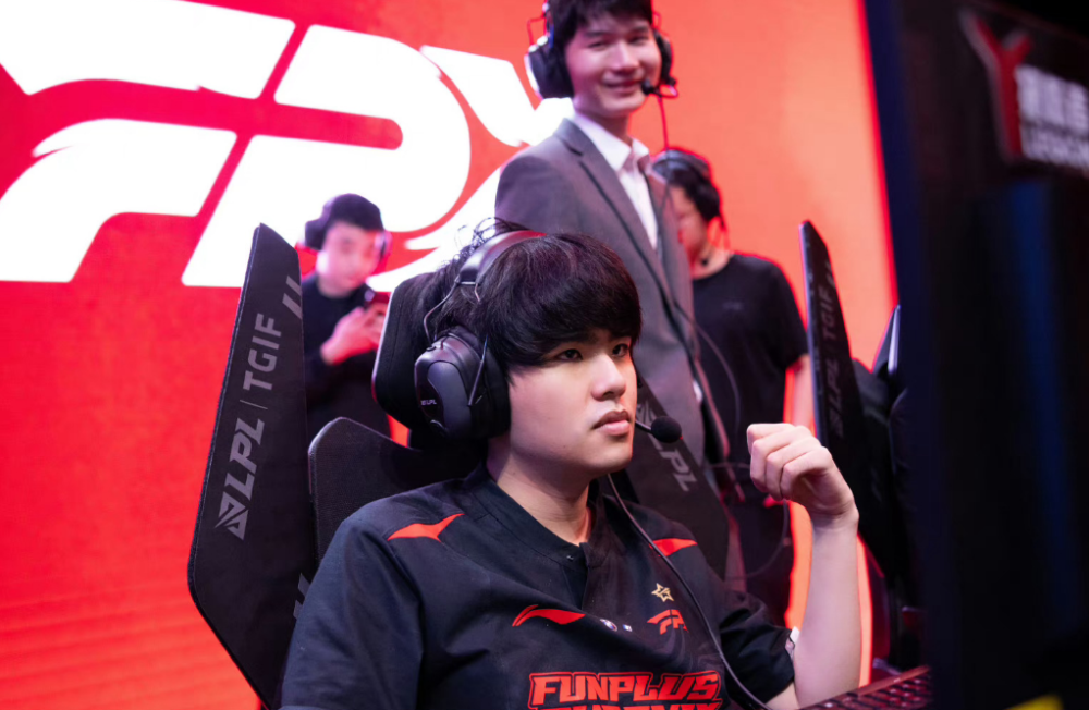 FPX爆冷战胜WBG，小虎谈新版本，Lwx说出粉丝心声_腾讯新闻