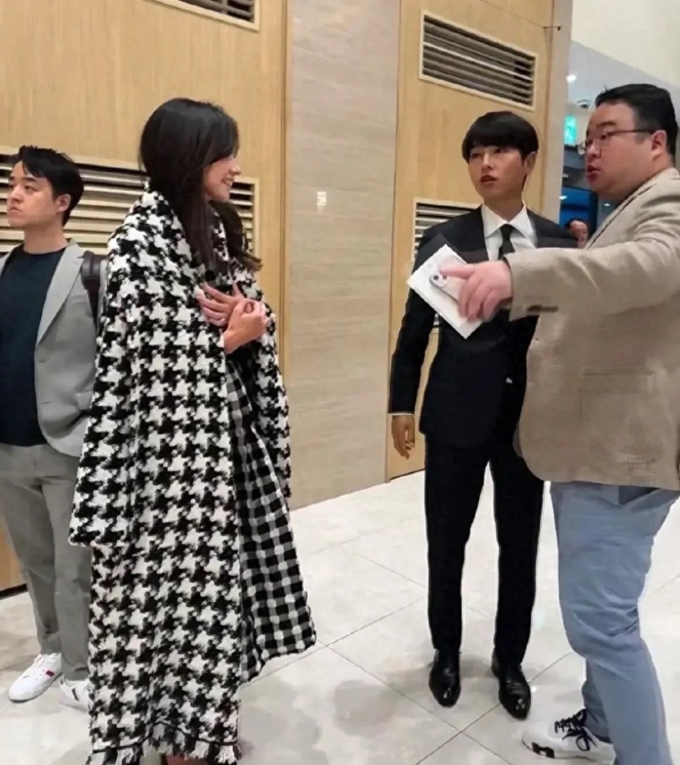 宋仲基和妻子凯蒂，出席妹妹的婚礼，现场照公开，成韩网热门话题_腾讯新闻