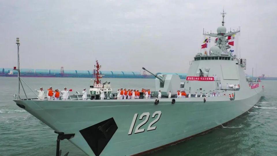 开放式舰艇陆续到位，054A日照舰、临沂舰，052D唐山舰，抵达青岛_腾讯新闻