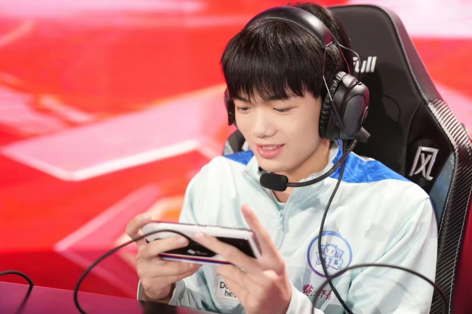 eStar击败WB，携手TTG狼队进季后赛！AG有2个好消息，保S稳了_腾讯新闻