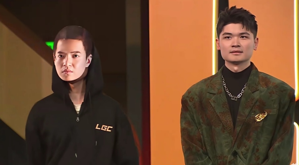 LPL传奇杯感动一幕，Uzi陷入困境，MLXG出手相助，得到观众认可_腾讯新闻