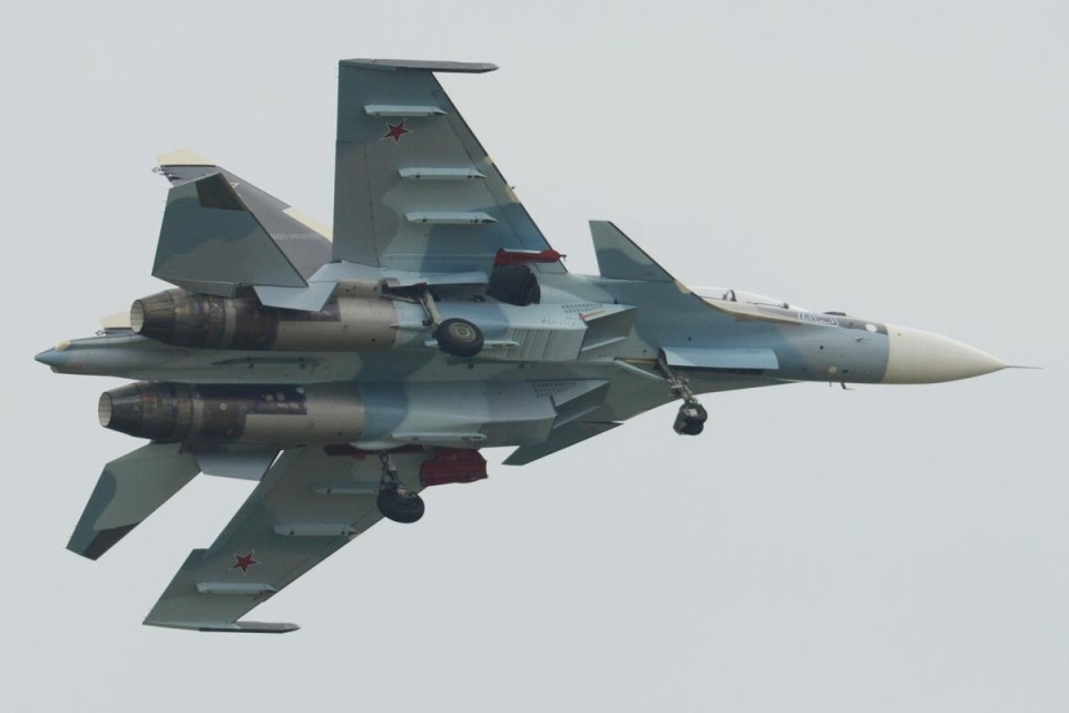 准备迎战F-16：俄军展示配备R-37M空空导弹的苏-30SM2战斗机_腾讯新闻
