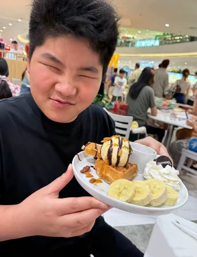 胡可晒为47岁沙溢庆生，小鱼儿胖到没脖子，但他紧闭双眼超幸福_腾讯新闻