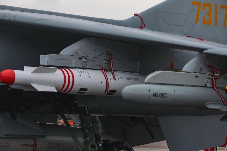 解放军导弹俯冲爆顶：对付台岛加固堡垒，要先开洞，再钻洞轰炸_腾讯新闻