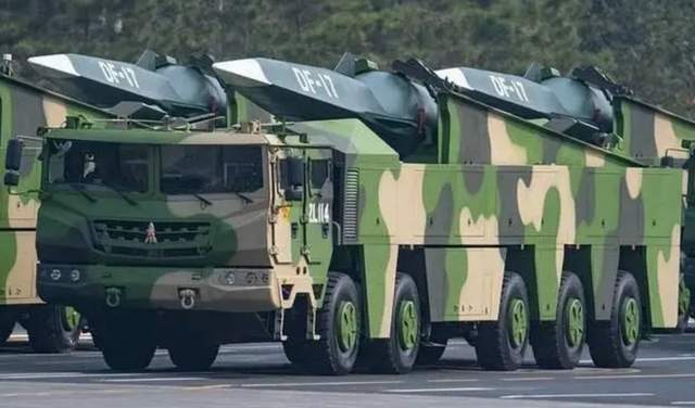 东风-17弹道导弹：射程2500公里，打击精度1.8米，让外界感到惊讶_腾讯新闻