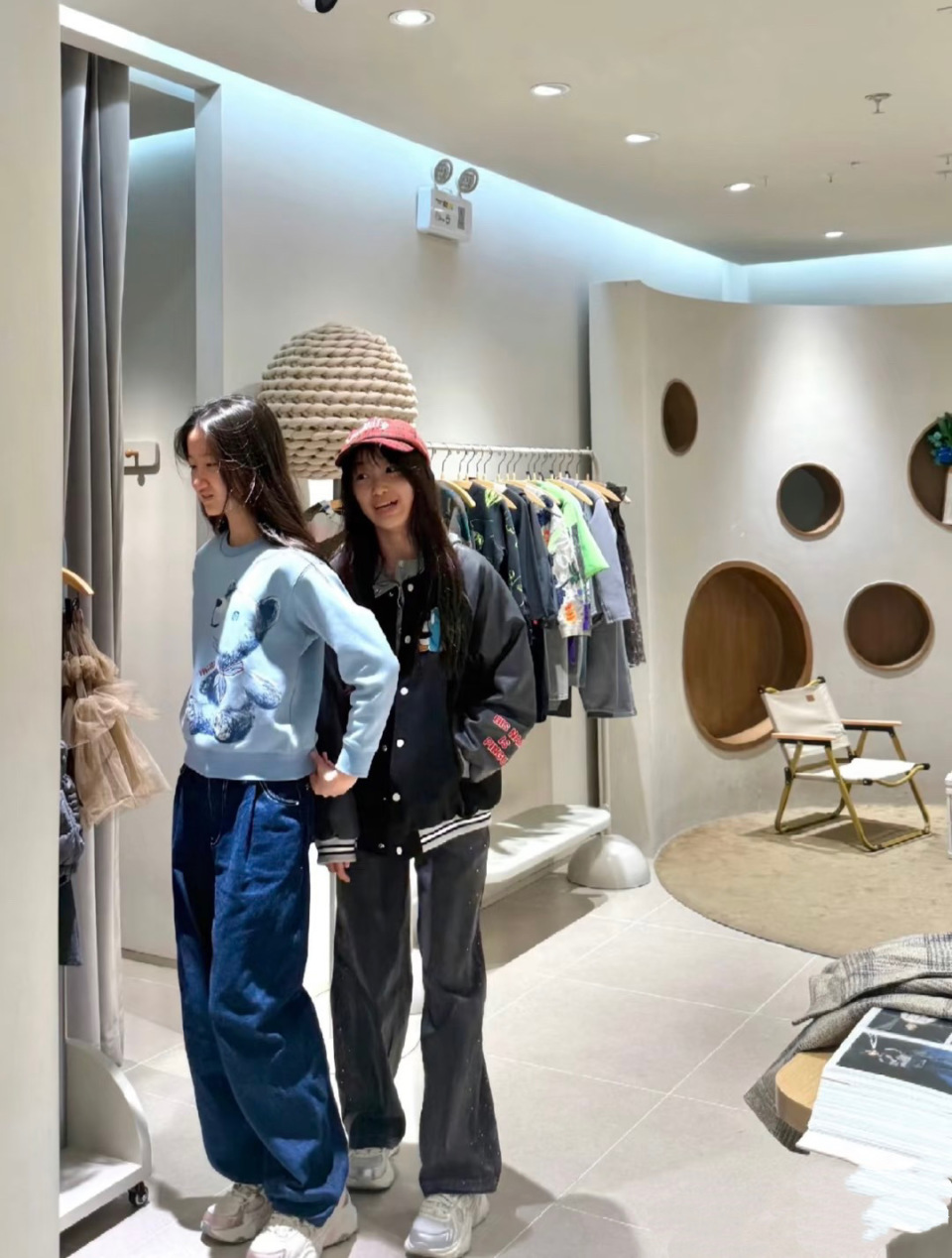 49岁赵子琪带俩女儿购物，母女三都是瓜子脸细高个，穿搭像姐妹_腾讯新闻