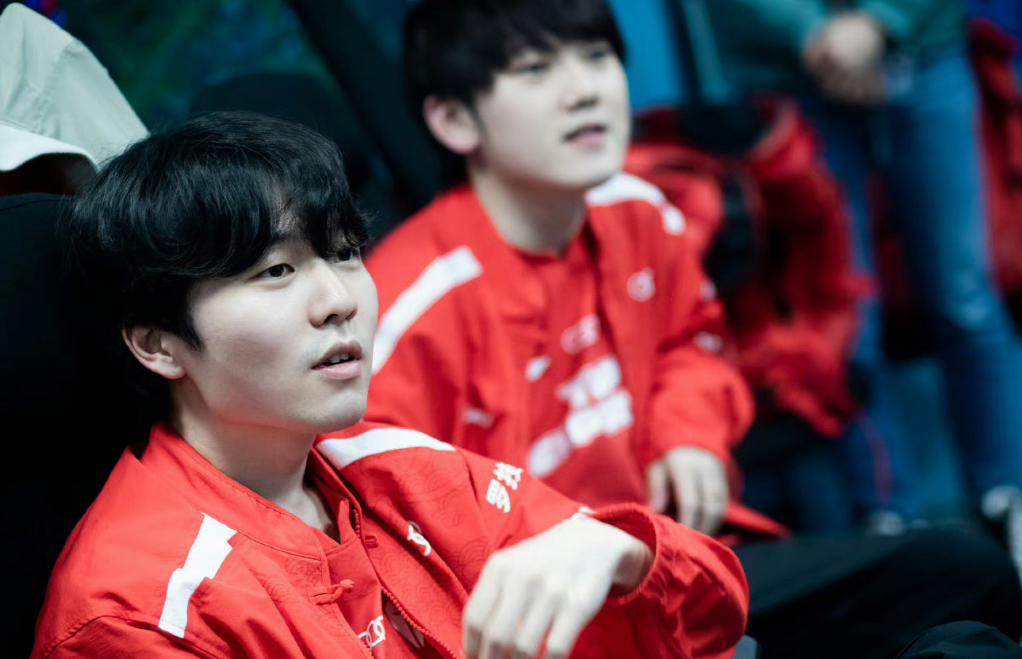 LPL选手定妆照：阿水Meiko直播回应，Uzi妻子吐露心声