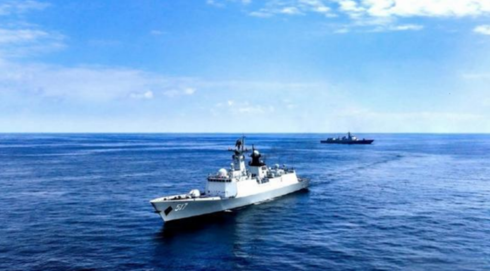 台媒披露054A型护卫舰，不顾台伪军的阻扰，逼近台东军港约27海里_腾讯新闻