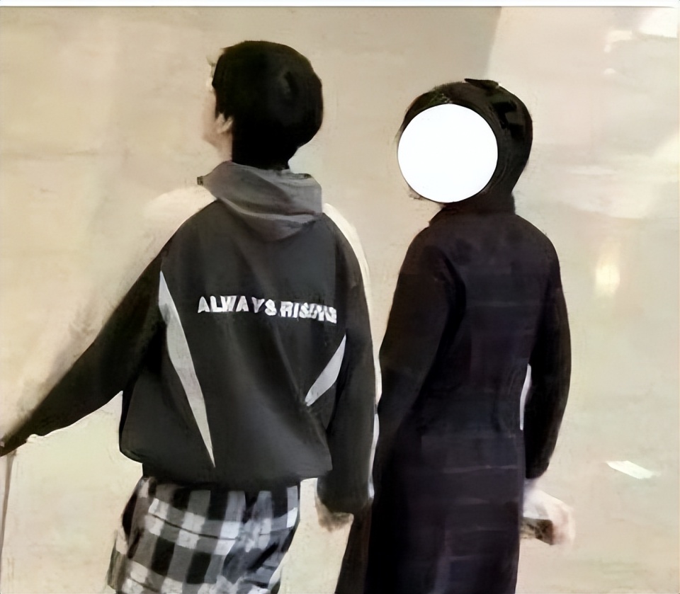 IG打野jiejie恋情曝光！女友离谱黑料引粉丝不满，IG队友组团吃瓜_腾讯新闻