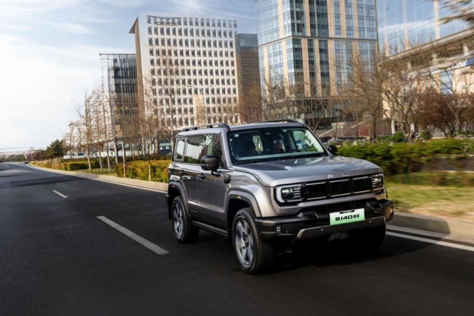 当“硬派”遇见“家享”深蓝G318与BJ40增程的穿越哲学之争_腾讯新闻