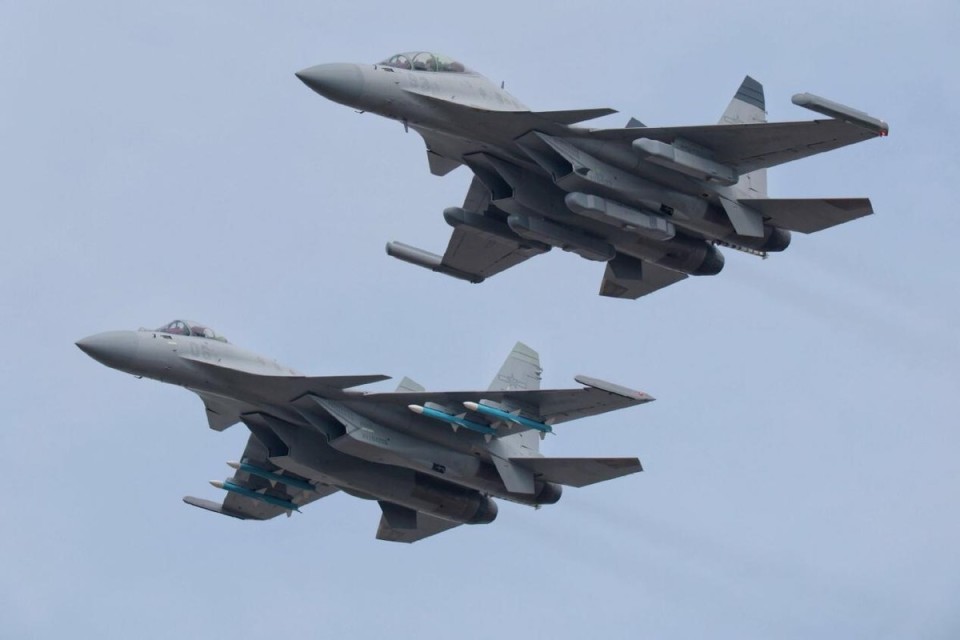 外媒：中国推出歼-15D电子战机 对抗美国海军的EA-18G“咆哮者”_腾讯新闻