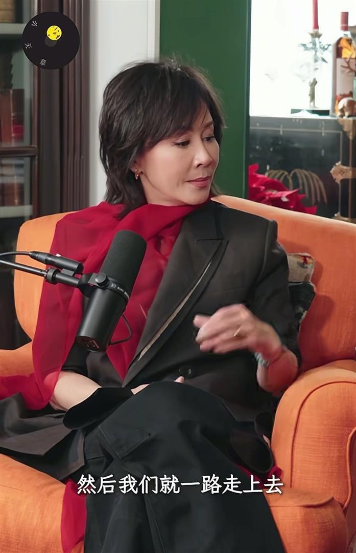 从奶茶妹妹到刘强东夫人到播客主持人，章泽天一直在解锁新身份_腾讯新闻