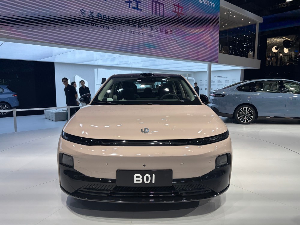 预订爆款！零跑B01全球首秀，650km续航+激光雷达，价格很关键_腾讯新闻