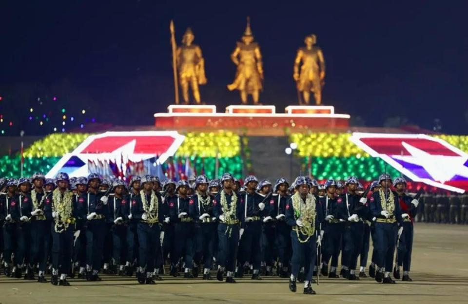 夜空亮剑！缅甸建军80周年，敏昂莱大阅兵！喊话：国防军“永不向恐怖主义妥协”！_腾讯新闻