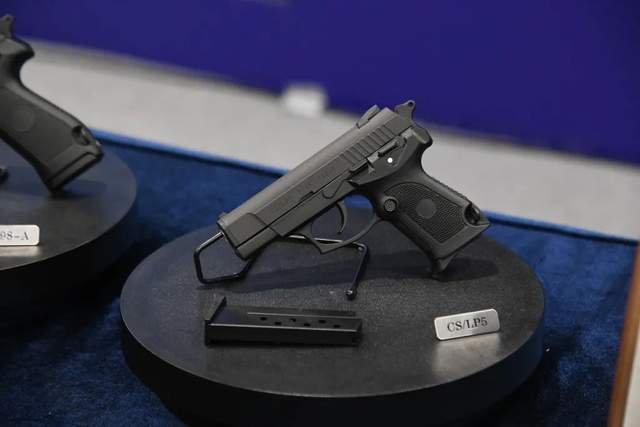 终于淘汰！香港警队官宣：告别美国进口左轮，换装国产92手枪_腾讯新闻