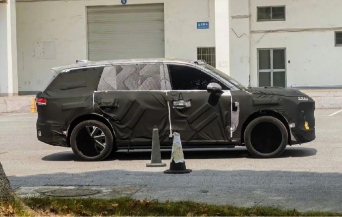 蔚来ES9旗舰SUV谍照曝光，车身尺寸超ES8，预计明年上半年发布_腾讯新闻