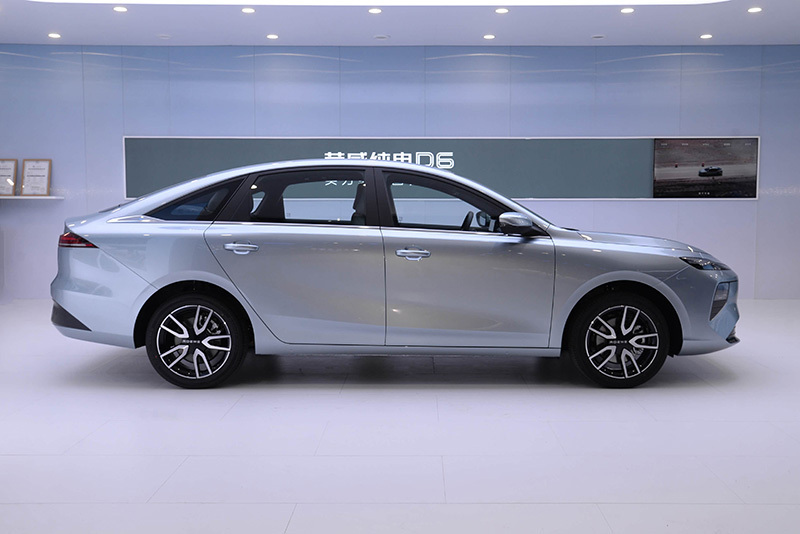限时一口价7.98万元起 最长续航可达520km 荣威纯电D6正式上市_腾讯新闻