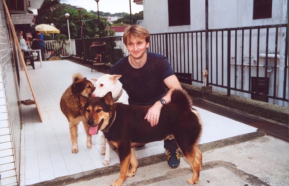 58岁河国荣自杀：入行不易、晚年潦倒，与妻子间的真爱令人动容_腾讯新闻