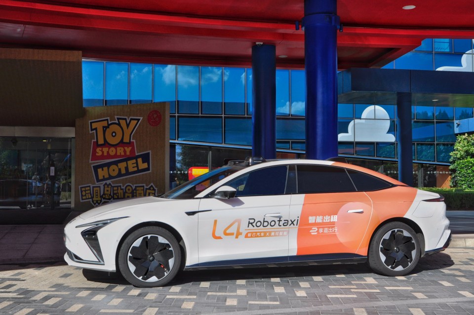 官宣！智己L4级Robotaxi度假区专线今日正式运营，免费体验！_腾讯新闻