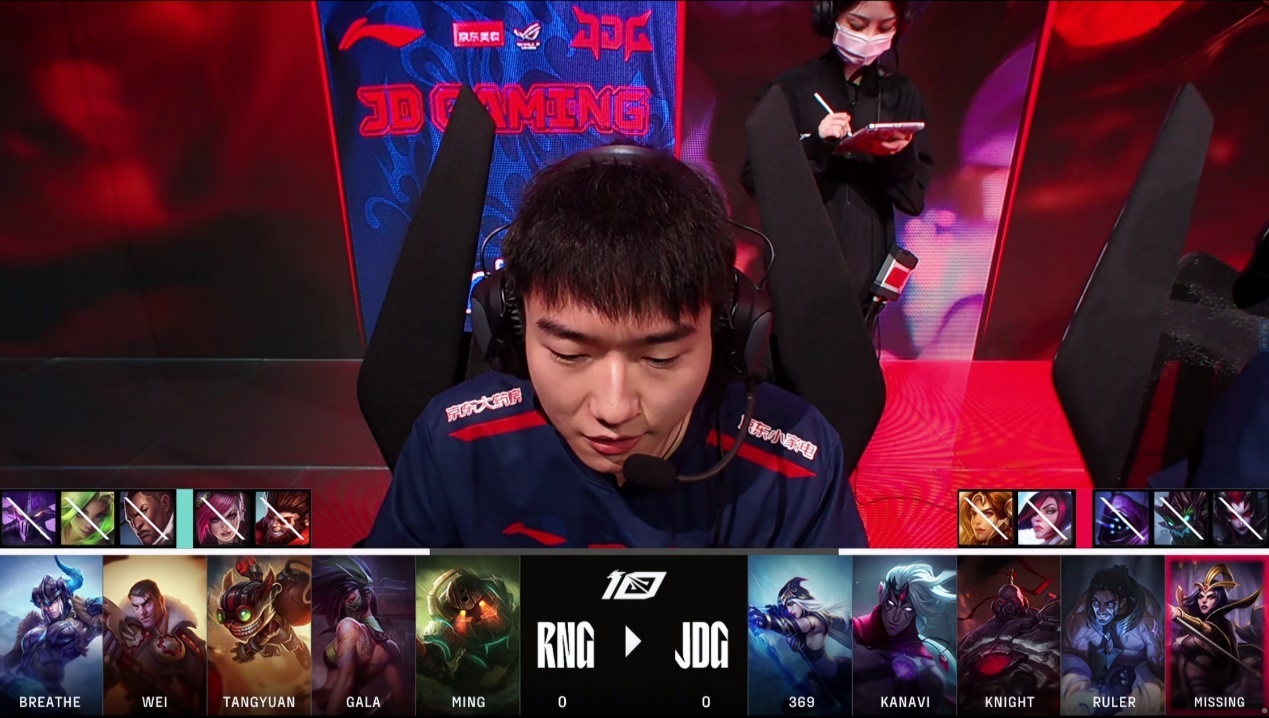 RNG首次选出泰坦，GALA被压50刀，左手第八个英雄，直接秀疯了