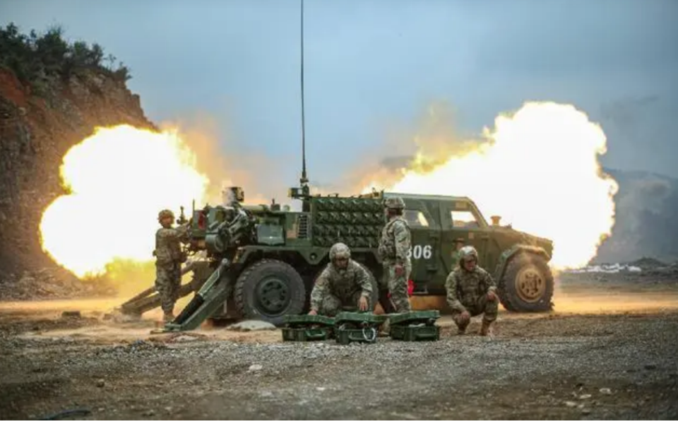 新型122车载榴弹炮：设无人炮塔自动输弹机，火力输出较为凶猛_腾讯新闻