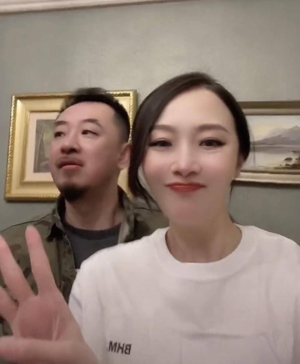 狂飙程程曲栅栅秀恩爱，与老公黄海波拍视频太幸福，两人不离不弃 腾讯新闻