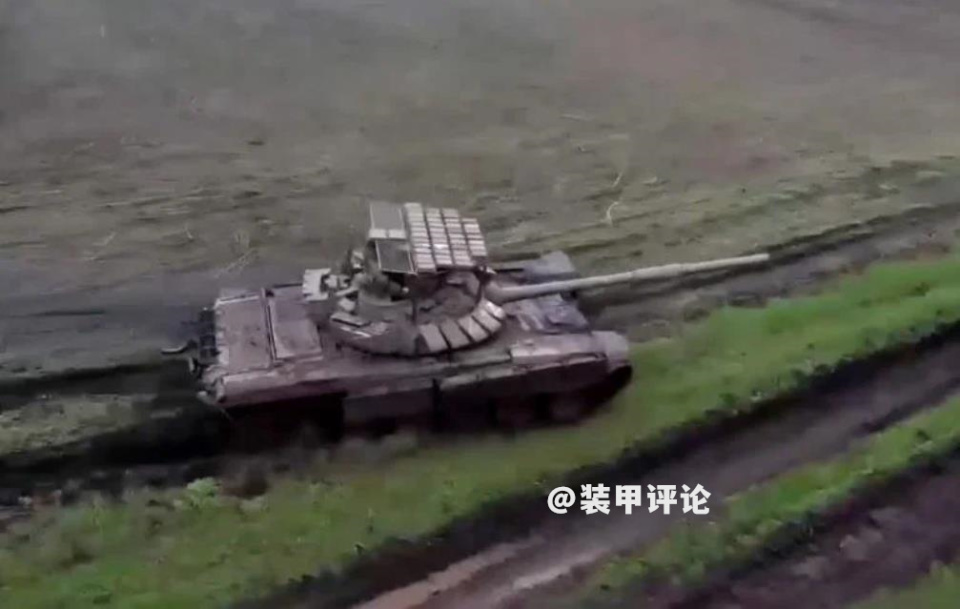 俄军坦克“顶棚”成制式装备了？带爆反还能电子干扰？_腾讯新闻
