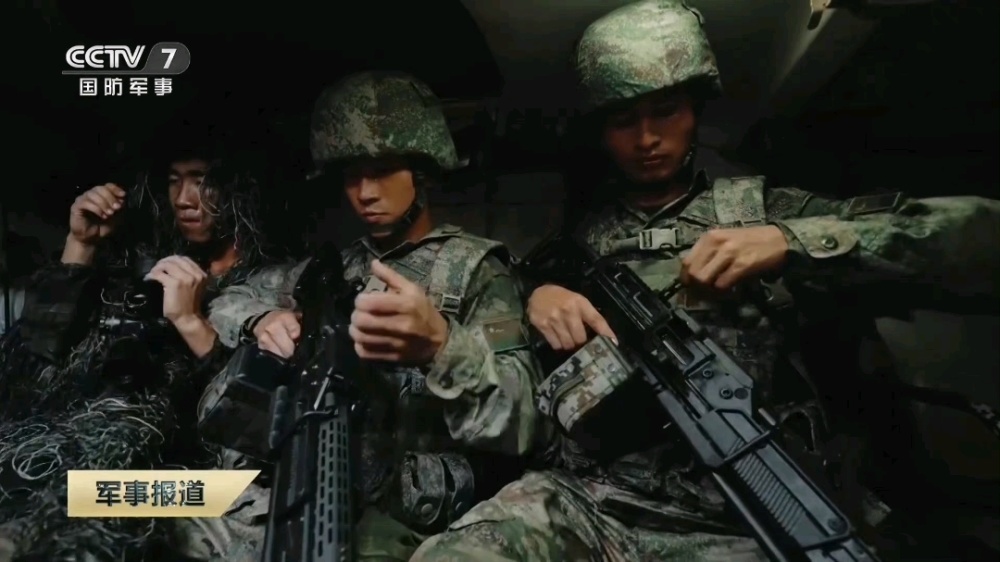 我军步兵班装备两挺机枪增强火力，淘汰弹鼓紧跟潮流，轻武器不轻_腾讯新闻