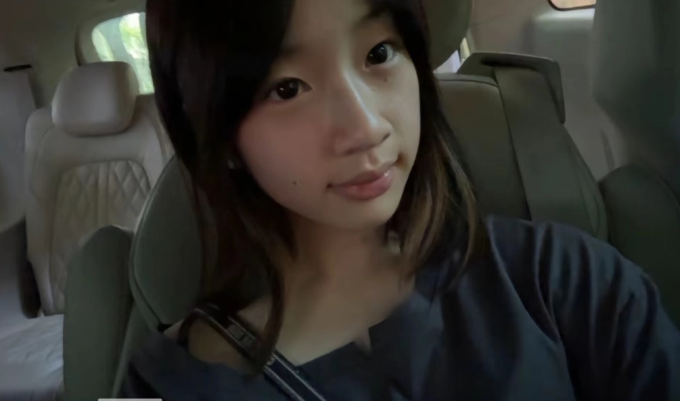 吴尊13岁女儿晒近照，NeiNei化妆穿吊带裙显成熟，甜馨猛夸漂亮_腾讯新闻