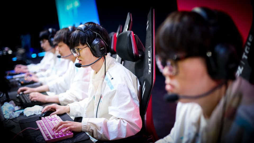 BLG3-2淘汰OMG，晋级下一轮！PPgod璐璐疯狂失误_腾讯新闻