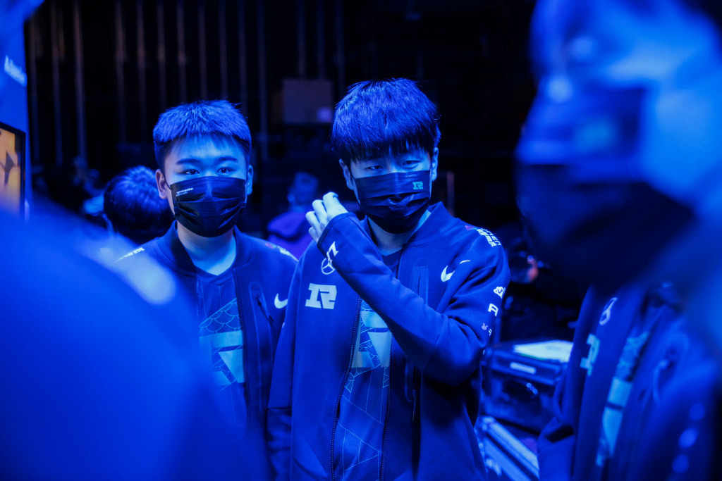 顶尖中路ad快拉扯没了？RNG前教练：s7洲际赛跟大家想象出入很大