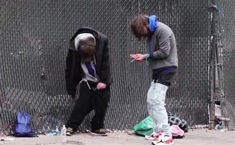 美国街头现“僵尸大军”，他们到底怎么了？_腾讯新闻