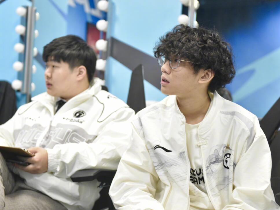 IG连线T1打训练赛，新人yskm成功单杀，宙斯也被斩落马下