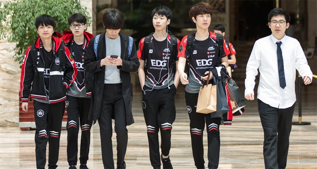 iboy想回EDG了，锐评leave：队友能带他玩，LPL现在下路不强