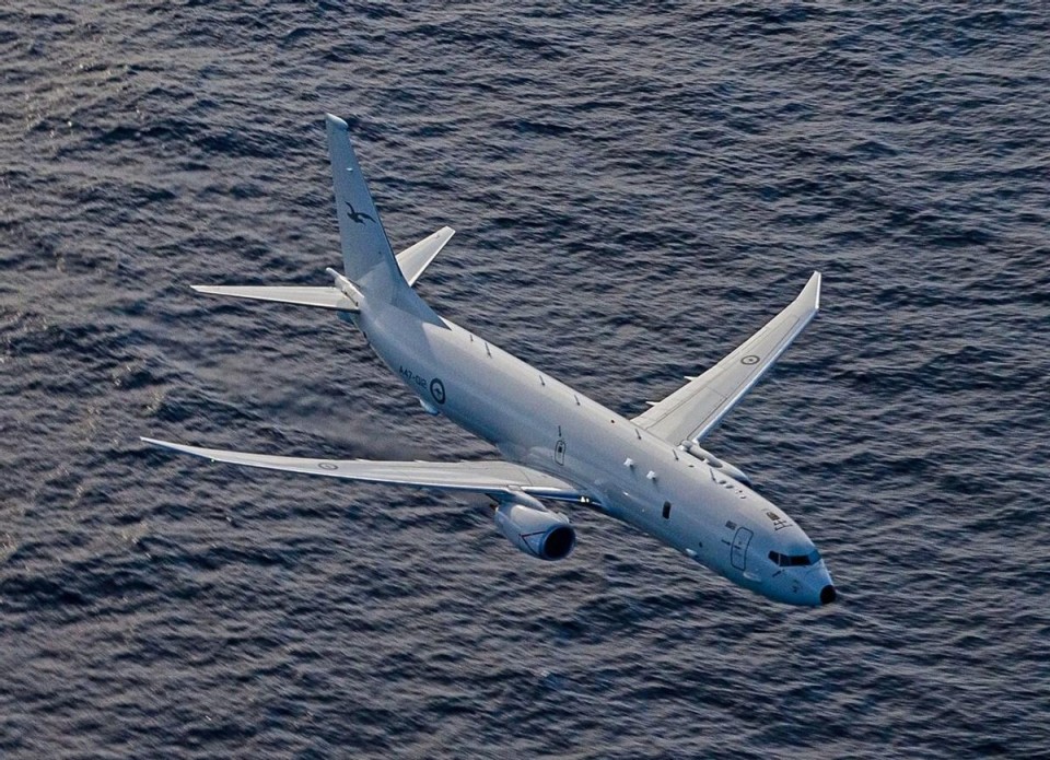 P8A用上了新伎俩，关闭应答机、绕飞，危险驾驶，但还是被歼16喷了干扰弹_腾讯新闻