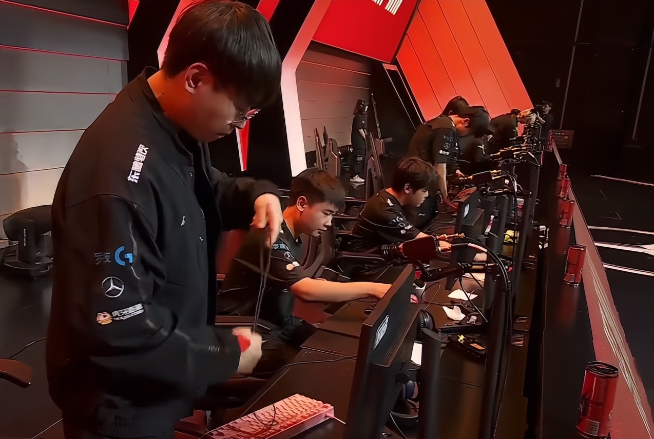 RNG爆冷输给NIP，赛后选手表情冷漠无沟通，季后赛危险了