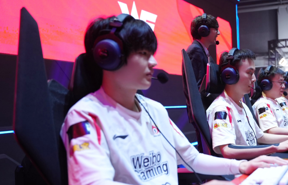 夏季赛结束把你交易回BLG！WBG领队与刘青松口嗨引粉丝不满_腾讯新闻