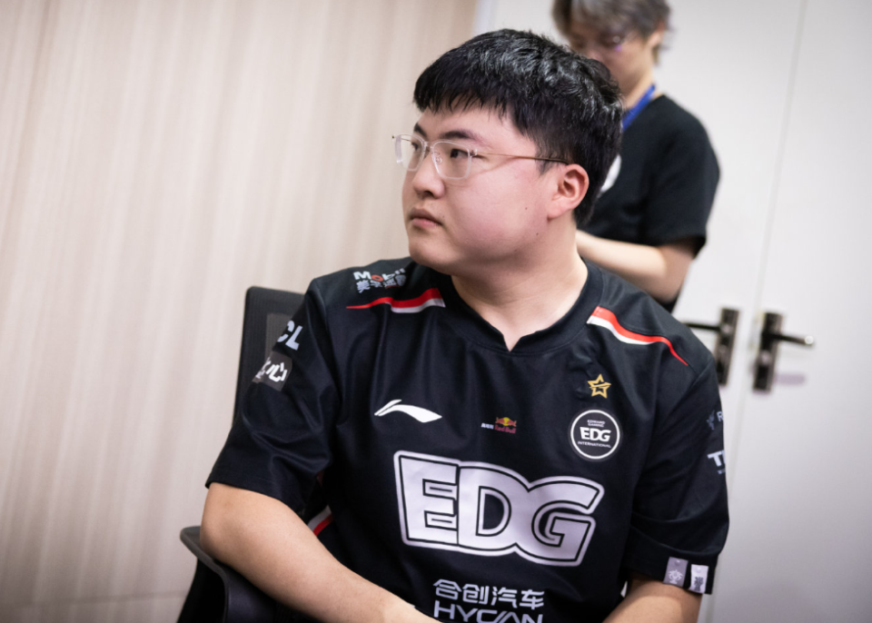 LPL选手年龄汇总！Uzi最高龄AD，theshy最高龄上单_腾讯新闻