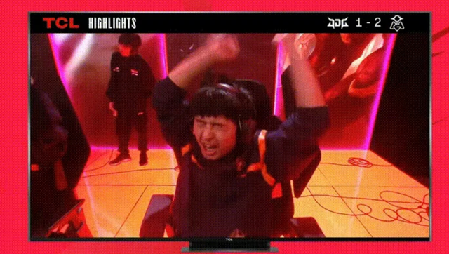 OMG爆冷掀翻LPL榜首，走A怪率队翻盘JDG，shanji激动挥拳