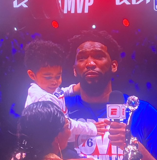 恩比德领取MVP又哭了：捧起首个乔丹奖杯喜极而泣 全场高呼MVP_腾讯新闻