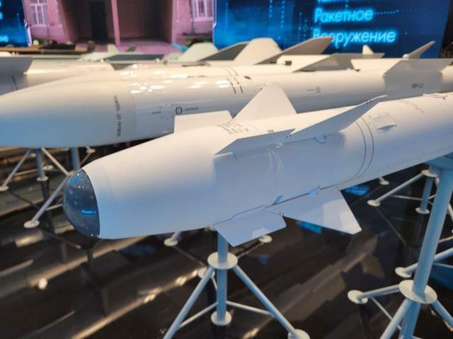 俄罗斯新型空空导弹曝光，苏57有了撒手锏，领先中国霹雳10一代？_腾讯新闻