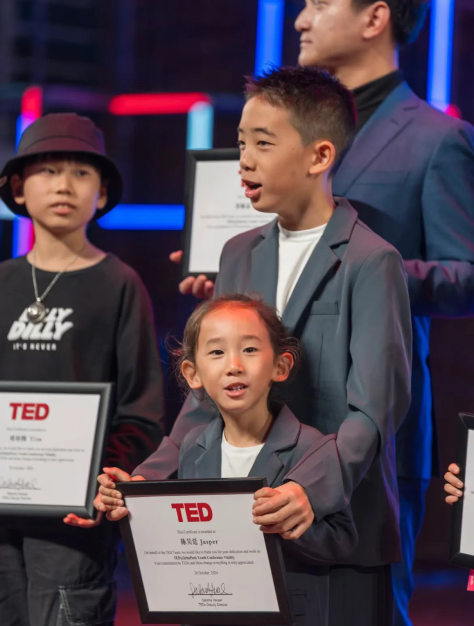 Jasper演讲幕后花絮曝光，弟弟hoho到场支持，兄弟俩互动好欢乐_腾讯新闻